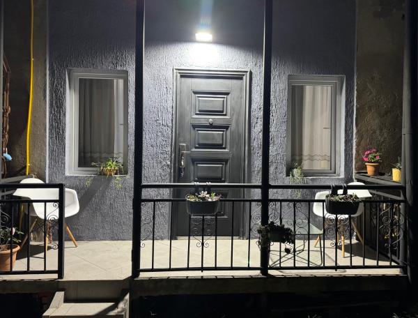 Central Cozy Apartment Near Bagrati Cathedral - Georgien