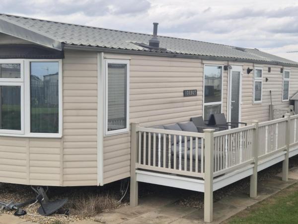 Dog-friendly 6 Berth Caravan With Side Decking Ref 67004m - Anderby Creek