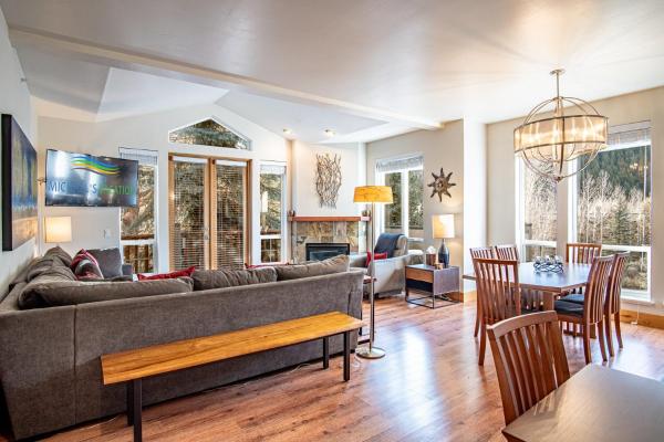 Snow Star Skylight - 3bd 3ba - Hot Tub, Gym, Walk To Ski! - Ketchum, ID