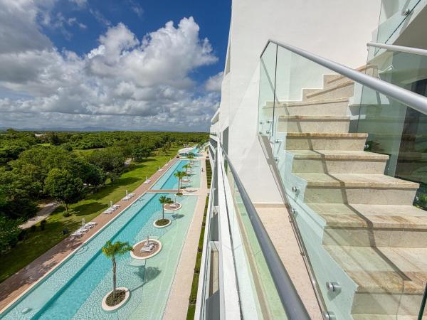 Cana Rock Penthouse Golf Views & Infinity Pool - Punta Cana