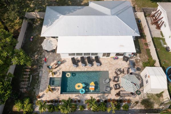 Poolside Palm Hideaway - Heated Pool, Hot Tub, Games & Fun! - St. Petersburg, FL