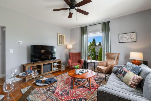 Charming Home Close To Restaurants And More - Steilacoom, WA