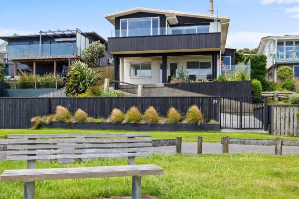 Wow On Wanaka Bay - Beachfront Living At Its Best - New Zealand