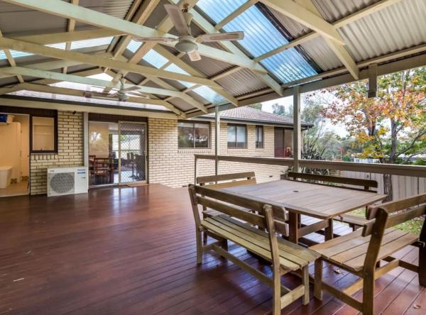 Spacious And Restful Holiday Home With Backyard - Canberra