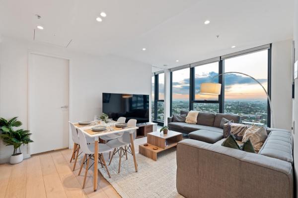 Skyline City Views With 75 Inch Tv And Pool Gym & Sauna - Tottenham