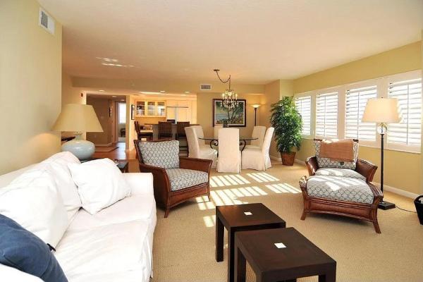 Modern Three-bedroom Coastal Apartment With Contemporary Design - Longboat Key, FL
