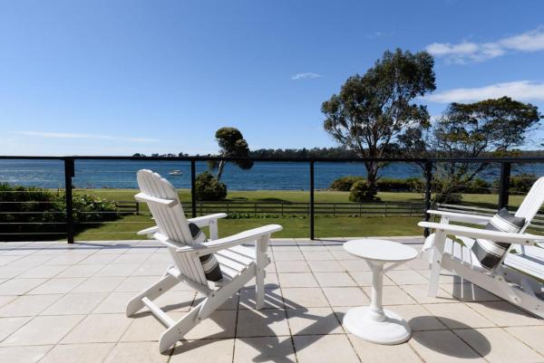 Sunset Sanctuary: Waterfront Home With Balcony And Patio - Tamar Valley