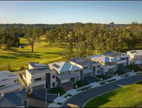 Gledswood Hills Home Near Camden & Campbelltown Golf Views - Camden