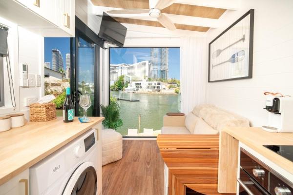 Tiny Home In The Heart Of Broadbeach-river Views! - Broadbeach