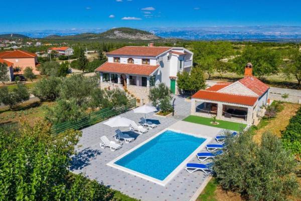 Apartments Tonka And Lara With Shared Pool - Sukošan