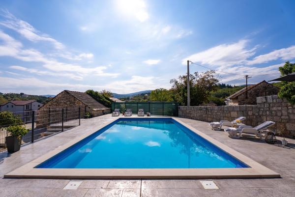 Villa Gloria: Stylish 5-bedroom Retreat With Private Pool And Stunning Valley Views - Imotski