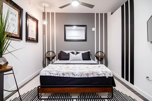 The Library - Comfy Studio Gym & Pet Friendly - Dallas, TX