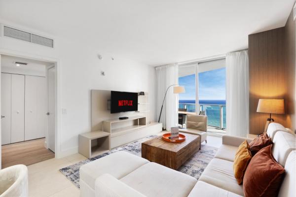 Luxury Oceanview Condo At Lyfe Resort - Steps To The Ocean, Hot Tub And Rooftop Pool - Hallandale Beach, FL
