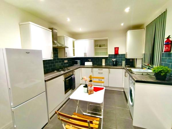 Cosy 4 Bedroom Liverpool Contractor & Family Stay - Liverpool