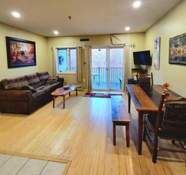 One Bedroom Apartment With Mountain View, Pool And Hot Tub Near Loon - New Hampshire