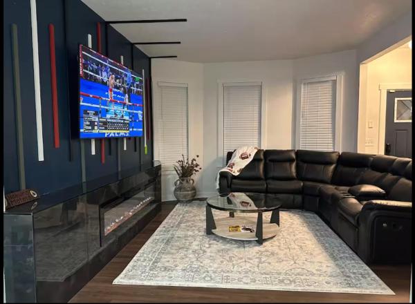 Contemporary Private En-suite - Steps To Cleaveland Clinic - Cleveland, OH