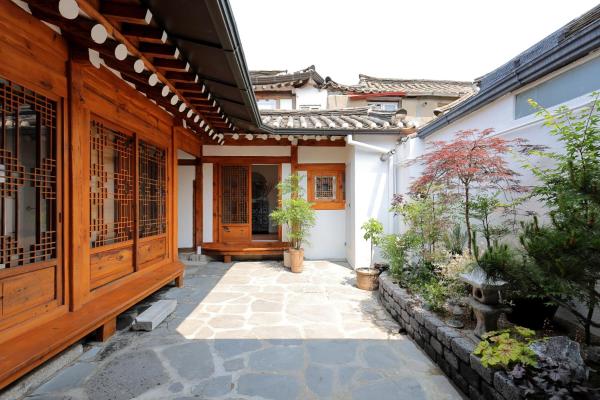 Premium Modern Bukchon Hanok Ubojae 牛步齋 Slow Walk In Bukchon - Seoul