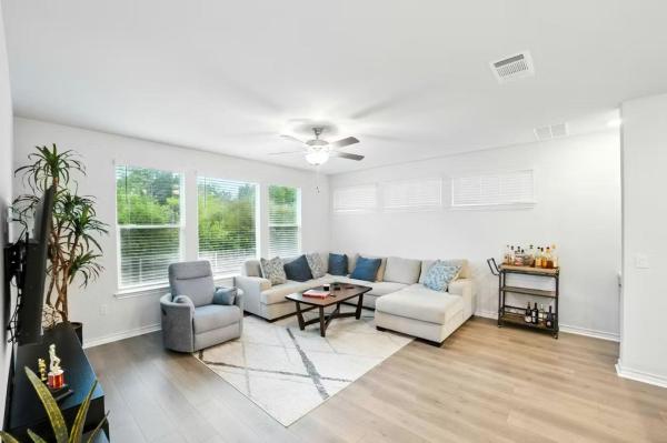 Modern 3br Austin Retreat 12 Minutes From Downtown And Airport - Austin, TX