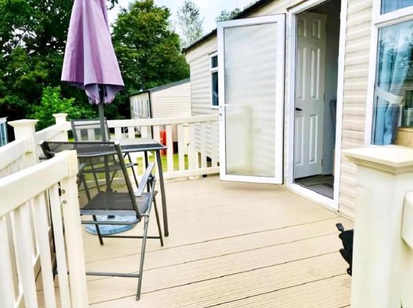 Homely Caravan With Side Decking At Valley Farm, Essex Ref 46286v - Frinton-on-Sea