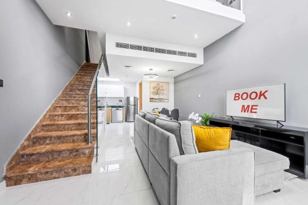 Stayshort - Cozy 1br Townhouse Loft Style Located In Rukan Community - Dubai
