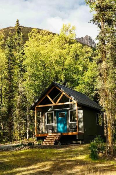 Picturesque Cabin Nestled Amidst Trees In Anchorage, Alaska - Anchorage, AK