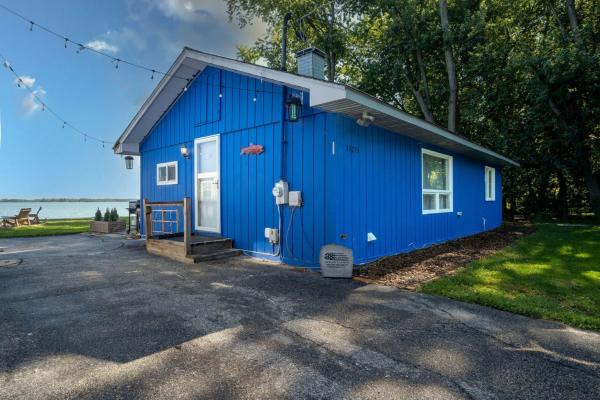 The Jackson Cottage On Grass Lake Waterfront 2 1 Nautical Cottage With Hot Tub Firepit & Year-round Fun - Antioch, IL