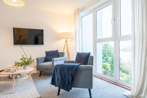Modern 2br Apartment With Water Views & Balcony - Cardiff