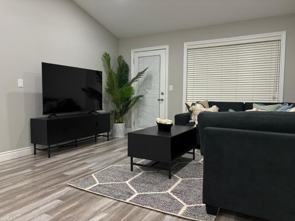 Modern Private Suite Close To The Airport & Border - Detroit, MI