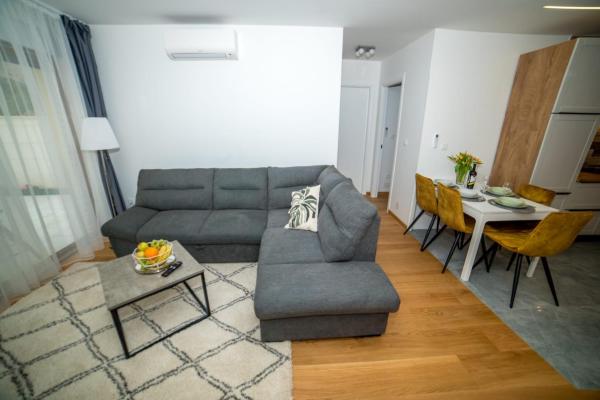 Lil Apartment - Split