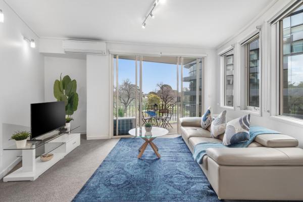 Complete Host Brooklands Apartments - Rod Laver Arena