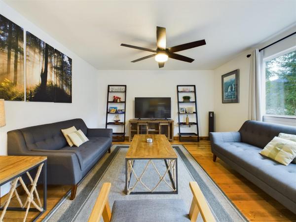 Ocean & Mountain View Home, Near Downtown Juneau - 주노