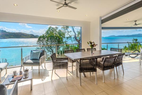 Edge 2 - Oceanfront Luxurious And Spacious 4 Bedroom Split Level Apartment With Buggy And Valet Service - Hamilton Island
