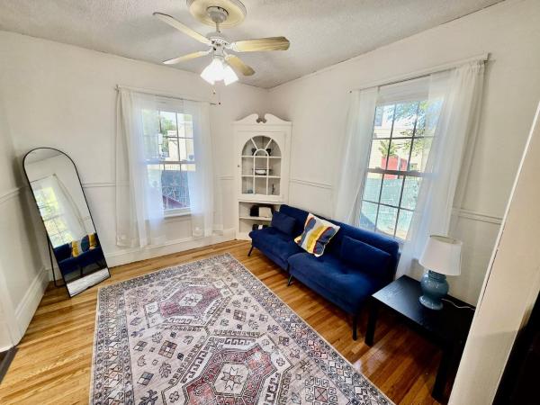 Cozy Rochester Stay2br Backyard Patioworkspace - Rochester, NY