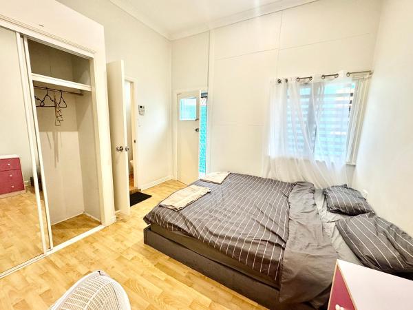 Studio Room Ensuite Bathroom With Separate Entrance - Brisbane
