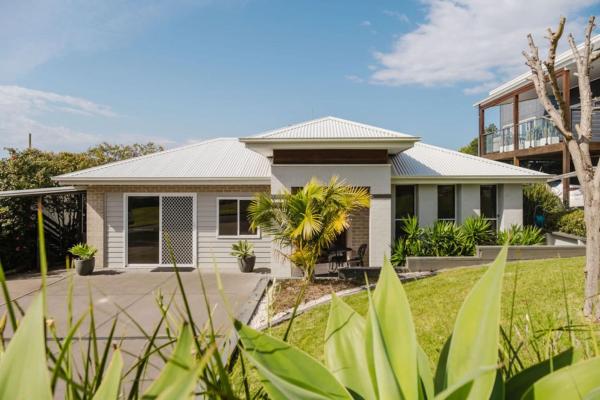 Molly Wallee Large Entertaining Home Walk To Beach - South Coast