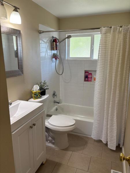 Bright 3 Bedroom Home With Full Kitchen, Fenced Backyard, Sports Court And Free Parking - Edmonds, WA