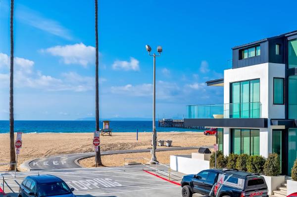 Ocean & Pier View Steps To Sand Ac Parking! - Newport Beach, CA