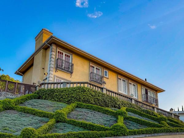 Vista Villa – Poolside Elegance With Views - Los Angeles