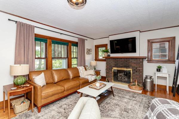 615 Ash Avenue - Modern Retreat W Hot Tub - Iowa State University, Ames