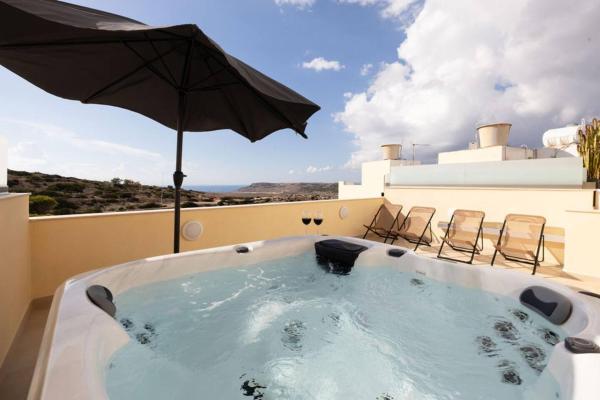 Elegant 3-bed House W Jacuzzi, Sea Views & Lift - 몰타