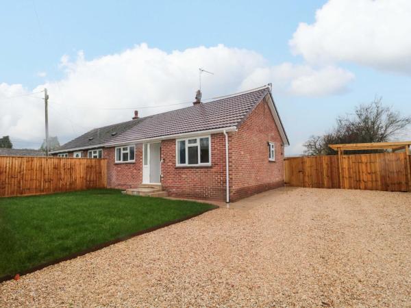 2 Stroud Bungalows - Bruton