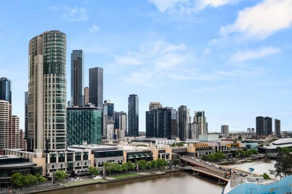 Central City Studio With Amazing Views & King Bed! - La Trobe University City Campus