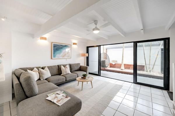 Villa One - Immaculate Townhouse On Noosa Parade - Boreen Point