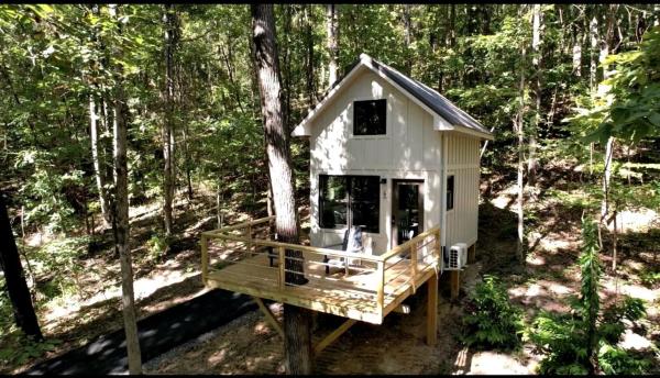 Lofted Romantic Tree House Immersed In Nature In Alabama - Guntersville, AL