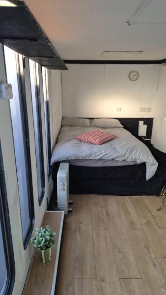 Bright Tiny Studio With Shower & Kitchenette - Cambridgeshire