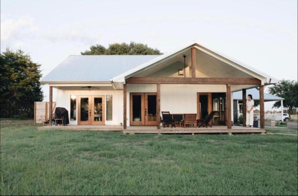 Modern Luxury Rental With Bohemian Decor Near Antique Show In Round Top, Texas - Round Top, TX