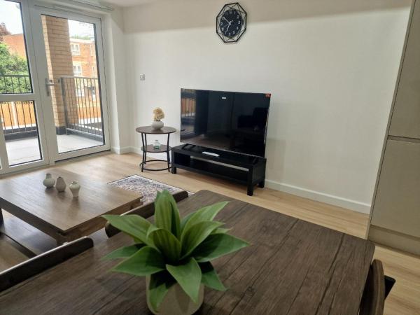 Nicely Furnished 2br Apartment In London - London