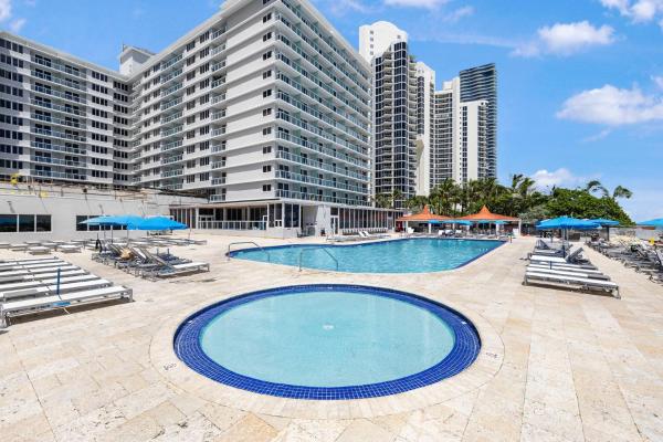 Beachfront Studio With Resort Access Str-02630 - Sunny Isles Beach, FL