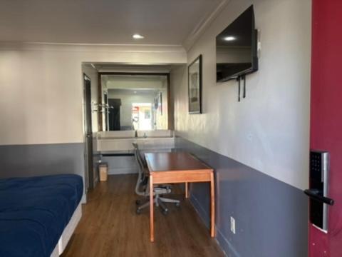 Mirror Motel - Normandy