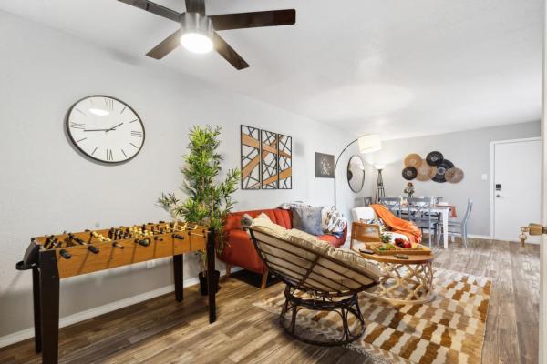 At And T Is Steps Away 2bd Unit - Bedford, TX